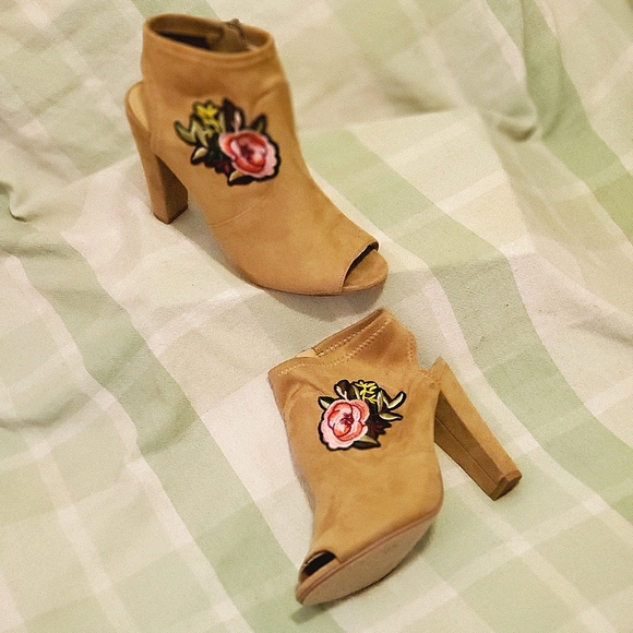 Heart In D | Shoes | Rare Graphic Design Suede Open Toe Heel Ankle ...